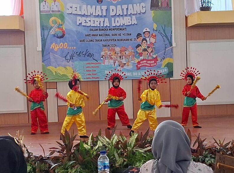 Bawakan Tari Ampar-ampar pisang TK Sangrila berhasil menjadi juara ke 2 ... Bawakan Tari Ampar-ampar pisang TK Sangrila berhasil menjadi juara ke 2 ...